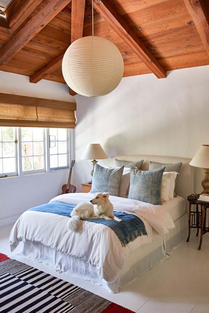 Keltainen talo rannalla: Puu pääosassa