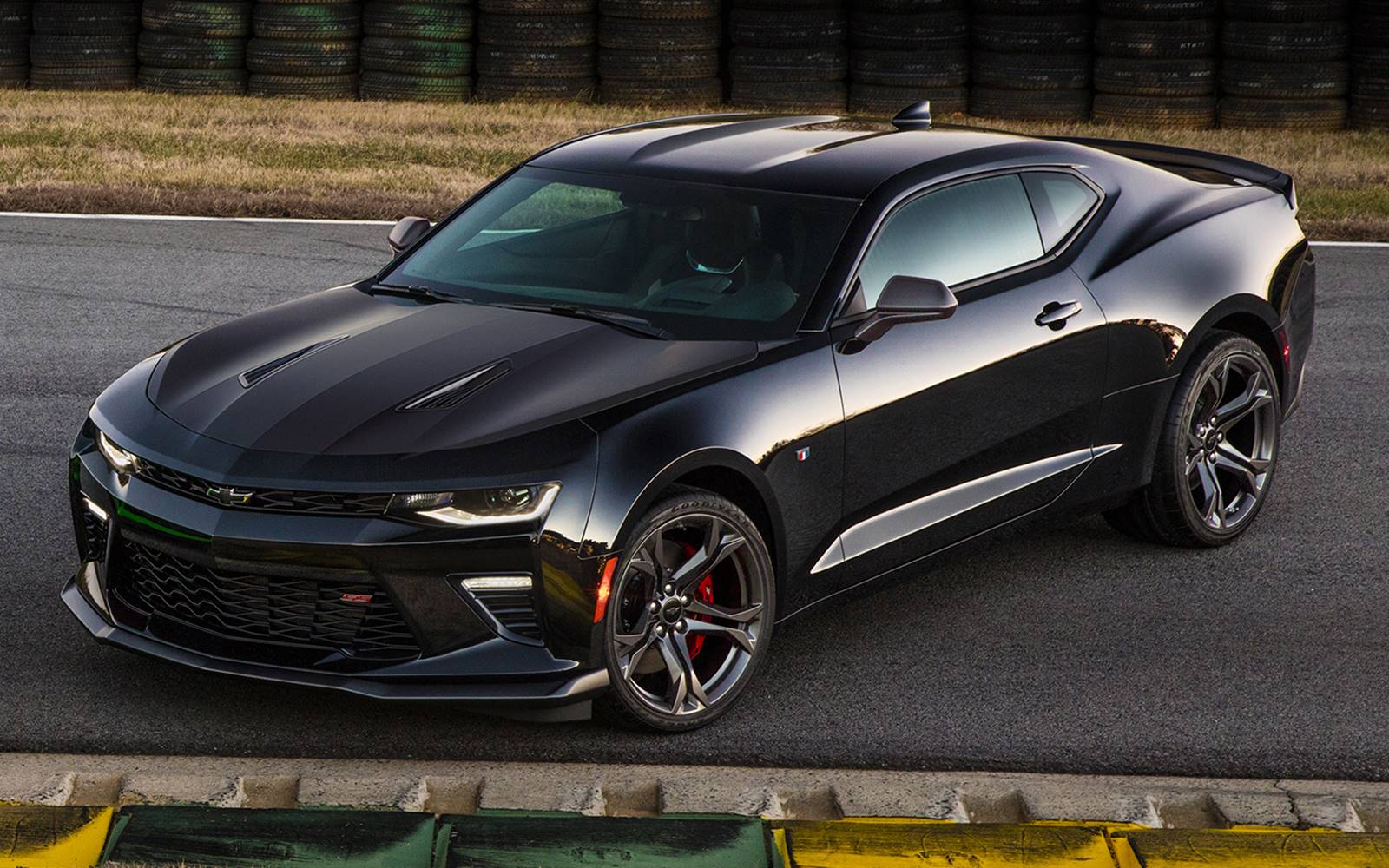 Chevrolet Camaro 2017 ganha pacote de performance 1LE