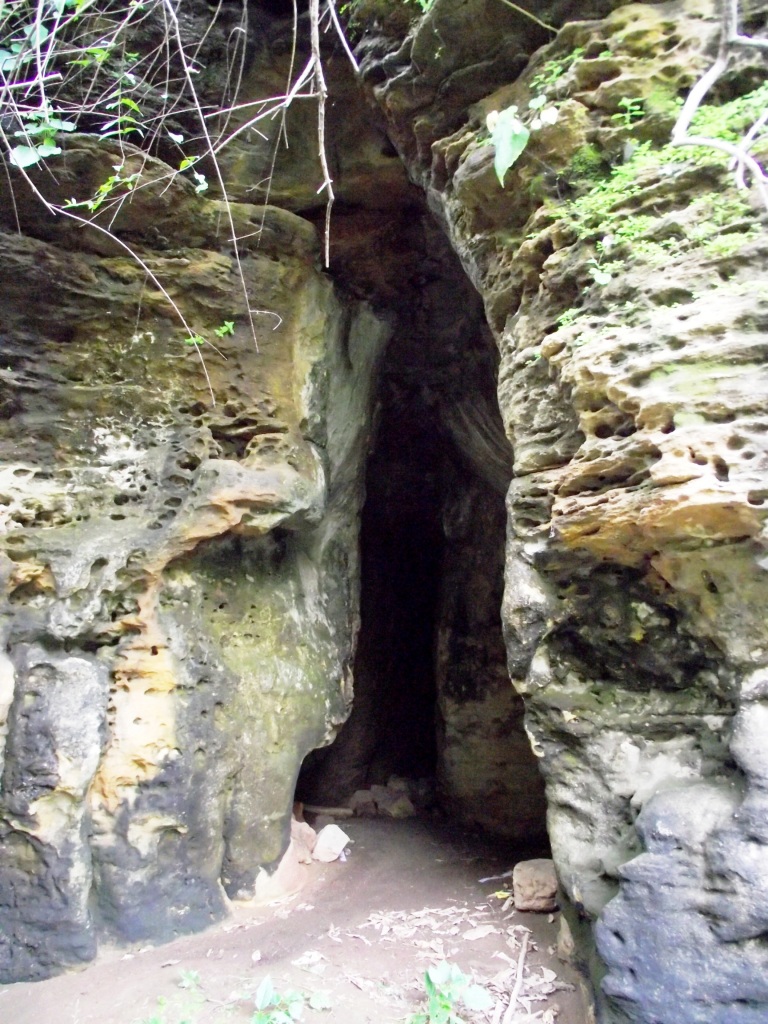 Subhashis Das' blog.: THE ISKO ROCK ART SITE AND THE NEAR BY PRIMITIVE ...