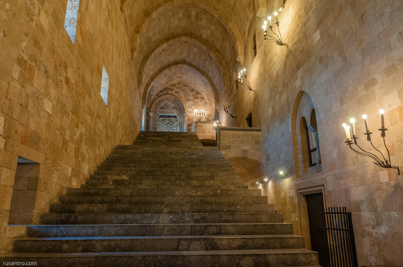 Rodas salas noslēpumu meklējumos