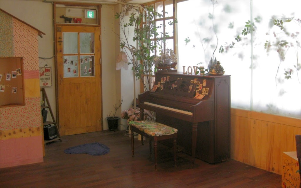 Dwaeji In Seoul: Princess Diary Cafe (wedding dress cafe), Edae