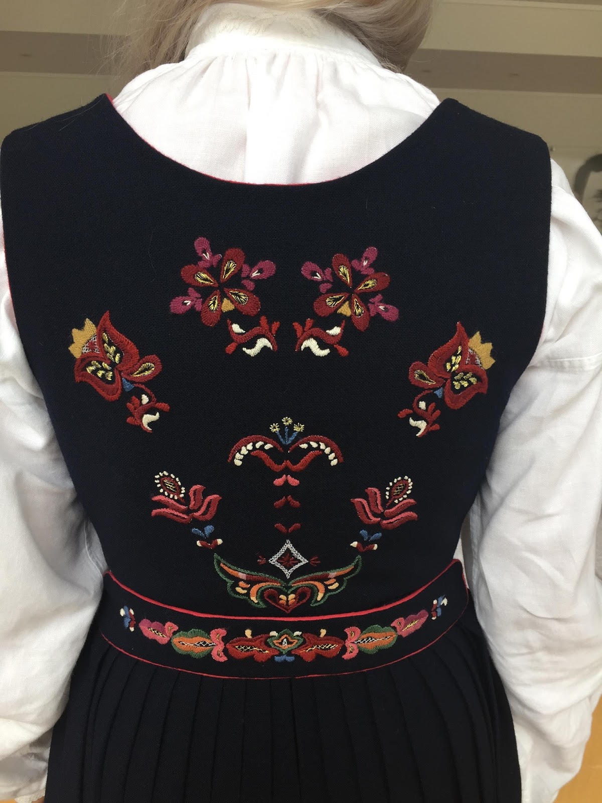 TYWKIWDBI ("Tai-Wiki-Widbee"): A Norwegian bunad