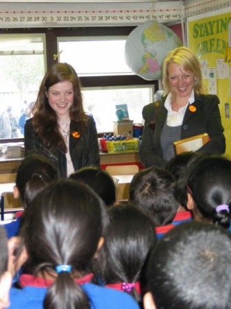 Georgie Henley Team: Fotos de Georgie visitando Copthorne Primary School
