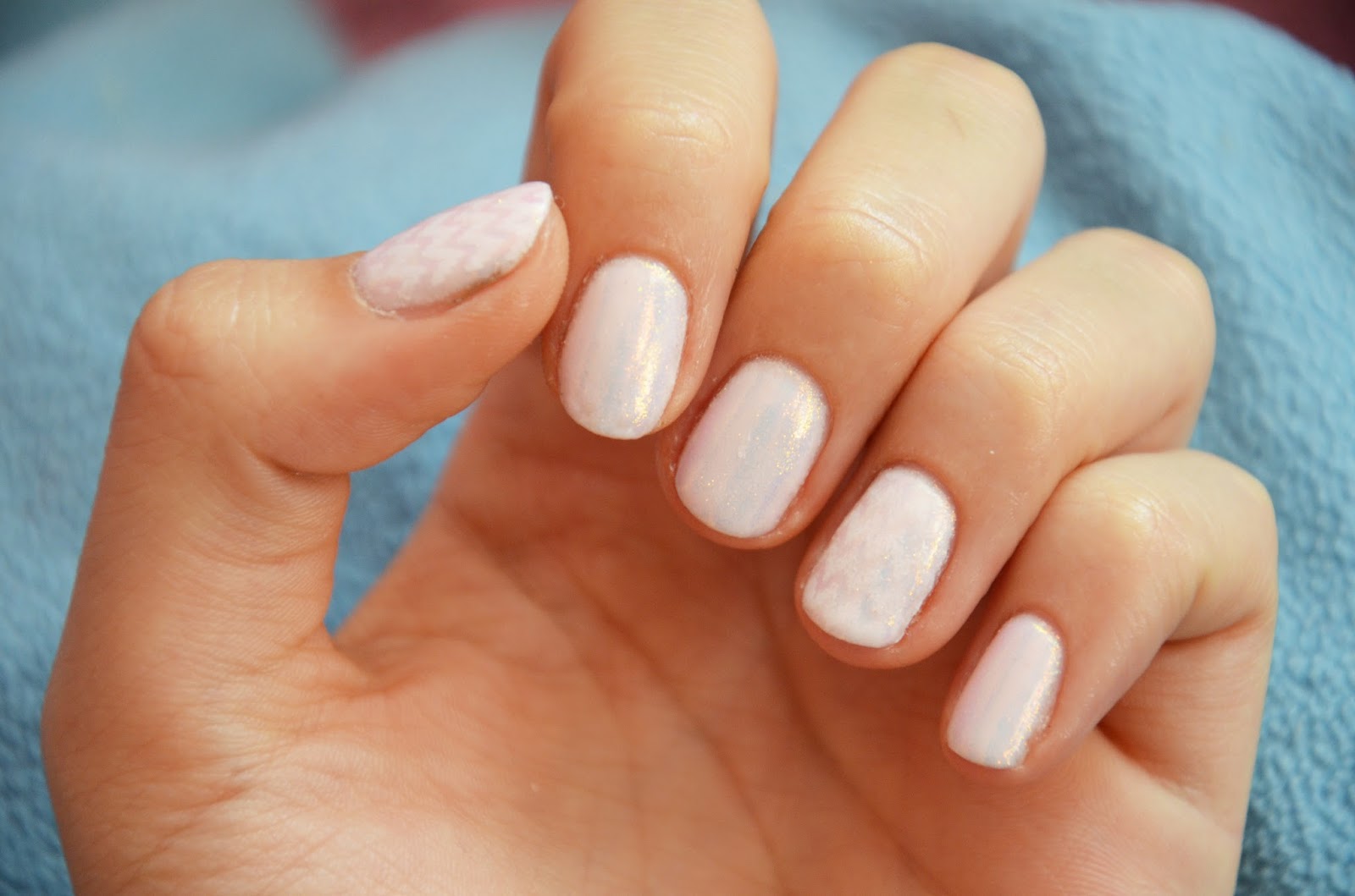 Efekt syrenki.Lakier hybrydowy Semilac 032 Biscuit. - Beauty Dorczi