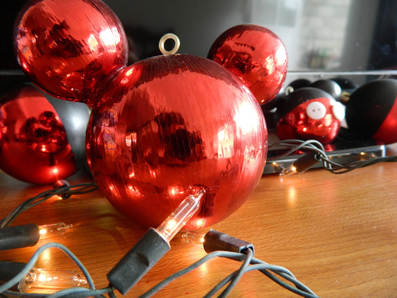 Blog Me: Haz Esferas de Mickey Mouse para tu árbol de Navidad