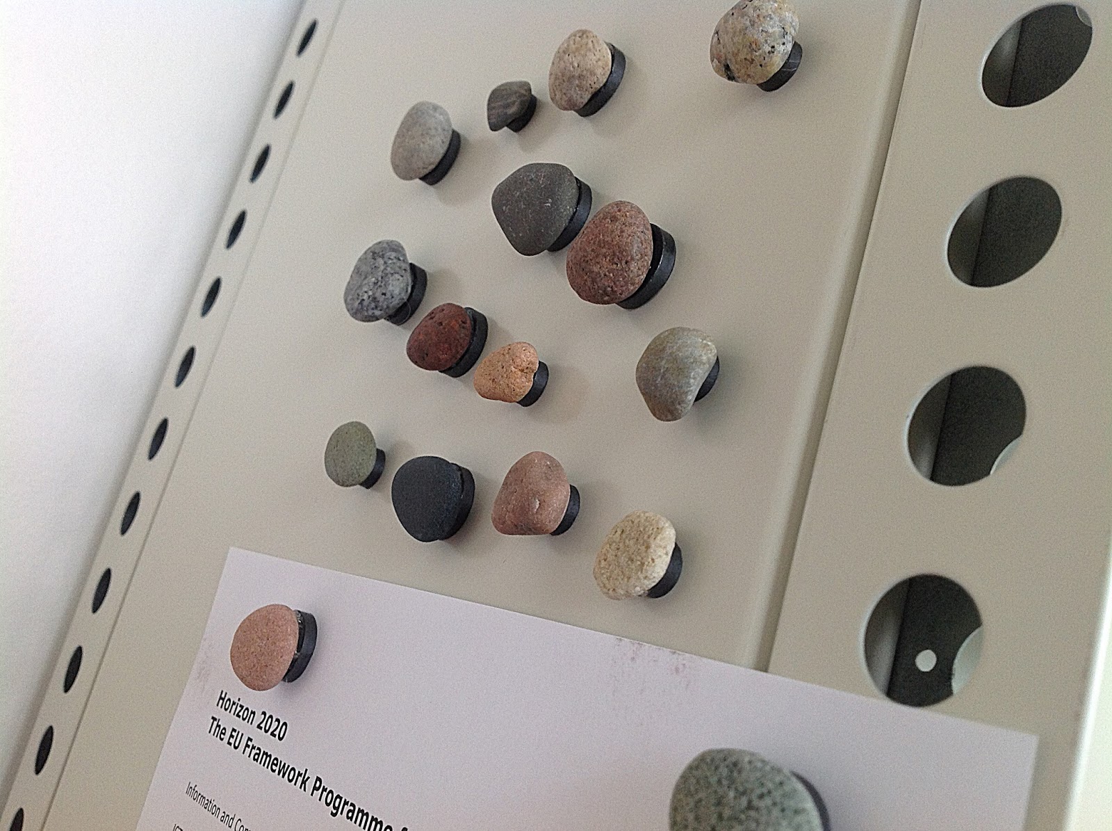 Bellas bedrifter: Magneter med sten...