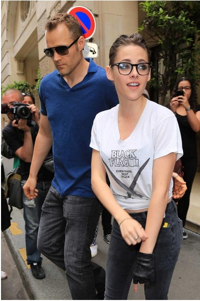 Twilight Mania : KRISTEN SAI DE HOTEL EM PARIS E EXIBE TATUAGEM