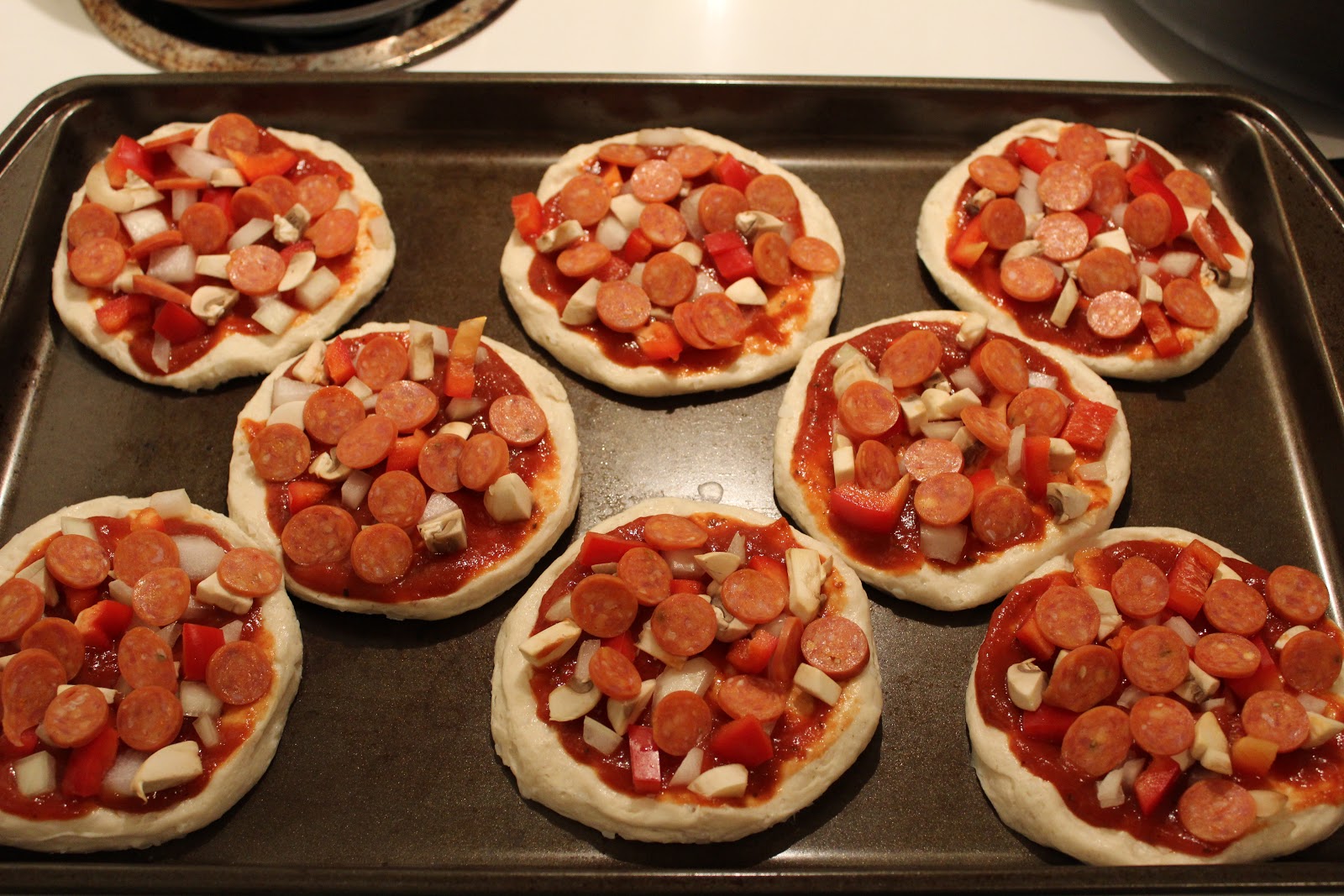 Cooking with the Calo's: Little pizzas!