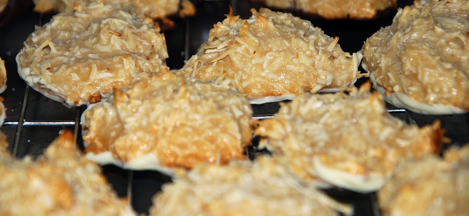 Delectably Different Kitchen: White Chocolate Macaroons!