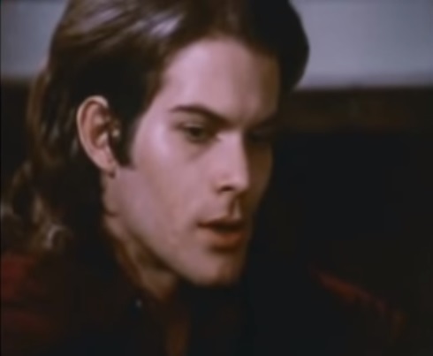 Porcos, Elefantes e Doninhas: Um Hóspede Muito Estranho (Crawlspace, 1972)