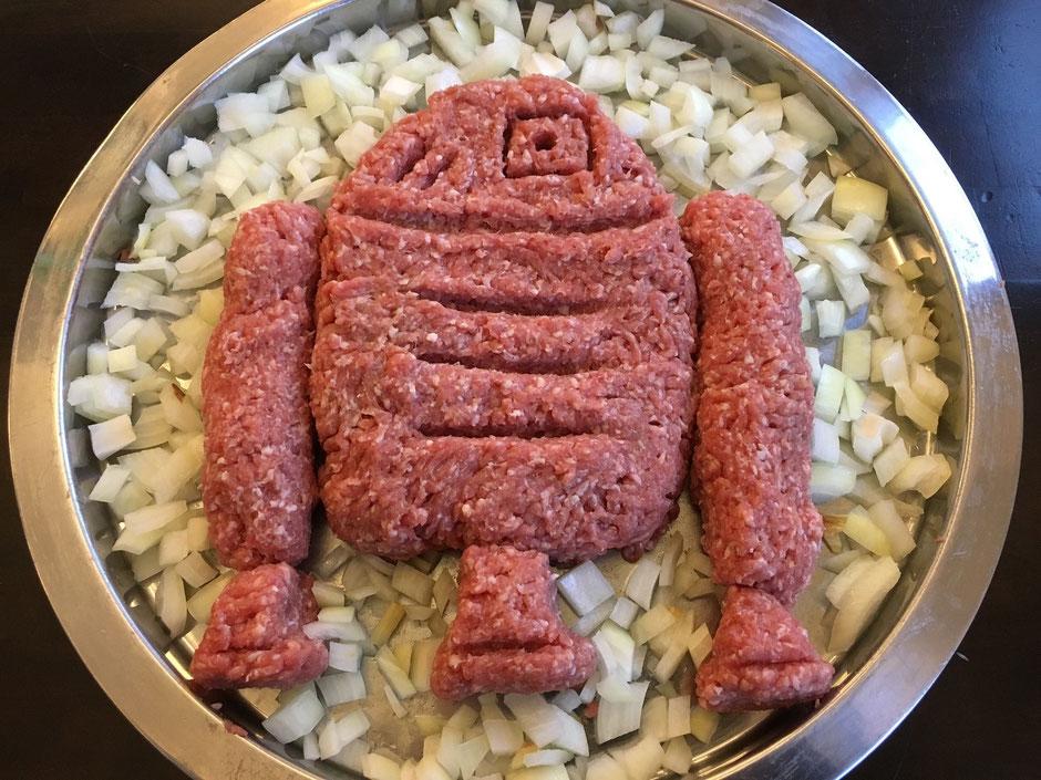 Mett Gyver's Museum of Modern Mett | Hackfleischkunst mit Zwiebeln