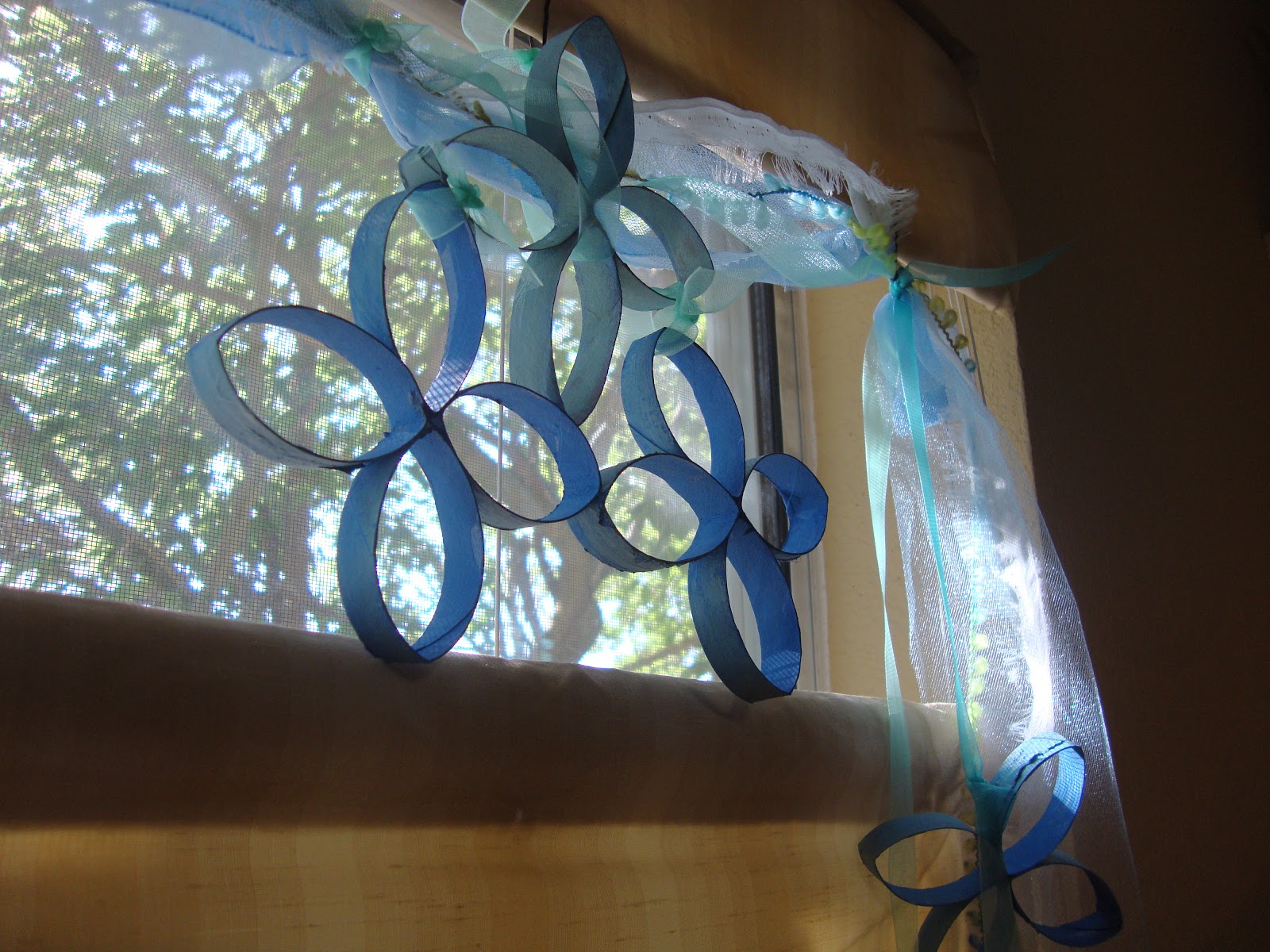 Scrollwork: Shooting Stars Streamer: a Toilet Paper Tube Tutorial