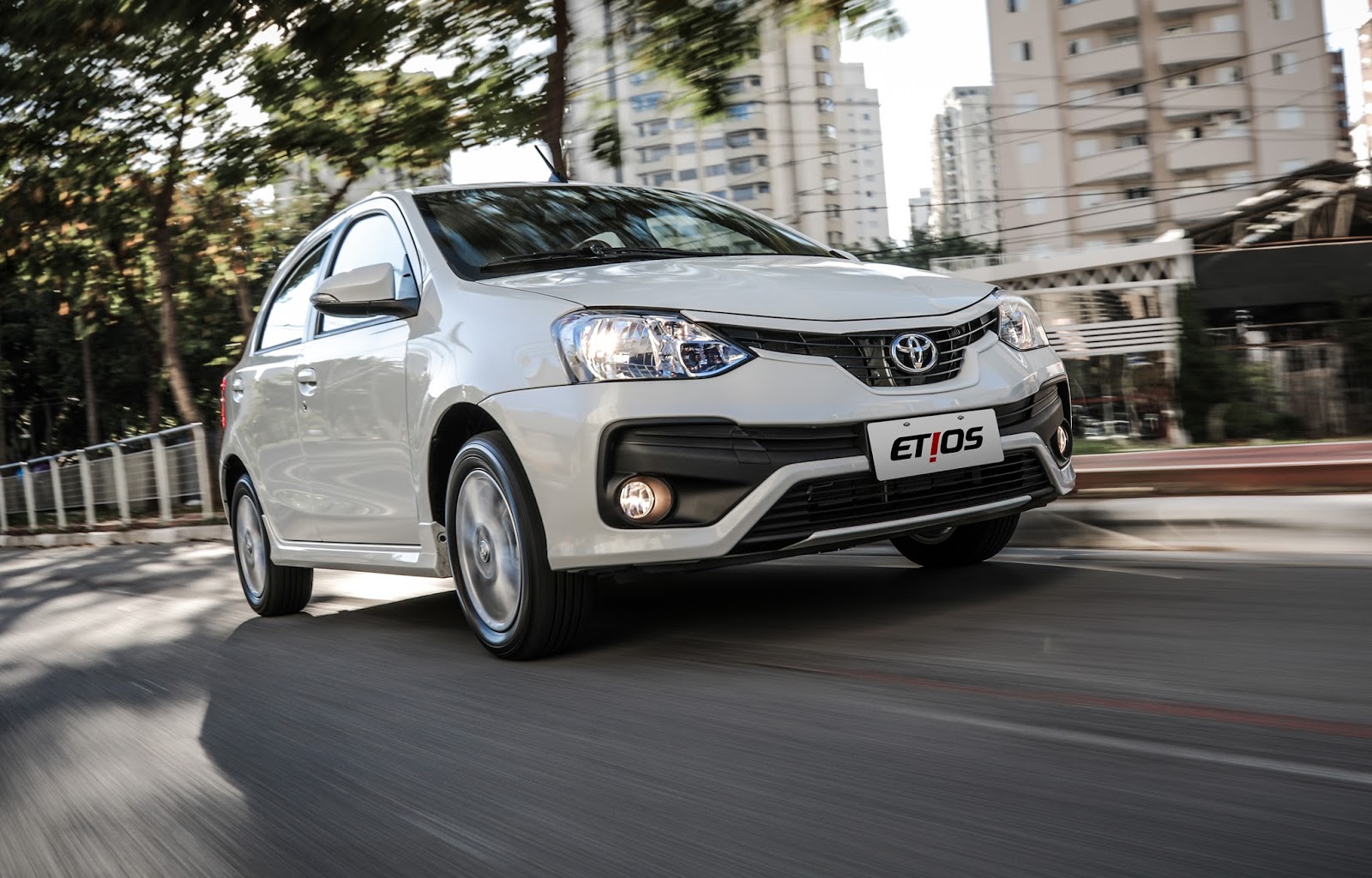Toyota apresenta face-lift de Etios Hatch, que ganha mesmas mudanças do ...