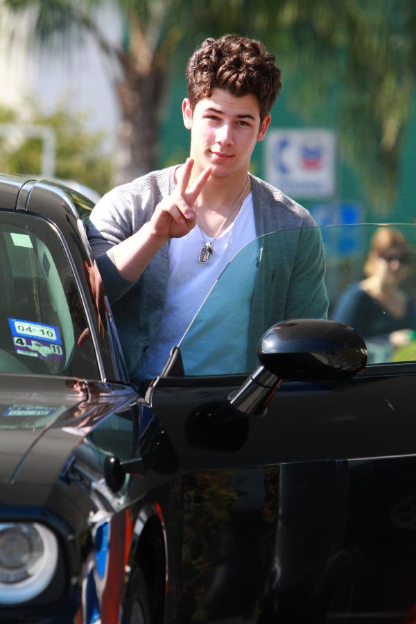 Stars D´ Disney: Nick Jonas llenando el tanque de gasolina de su auto :)