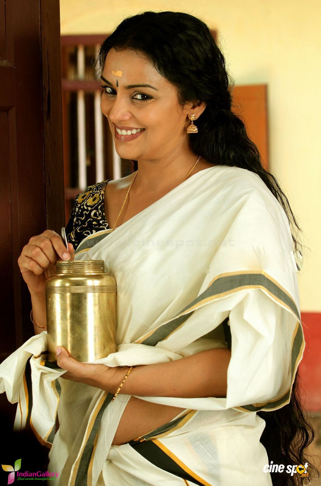 Swetha menon in Rathinirvedam Remake Malayalam Movie hot Photos Pics ...