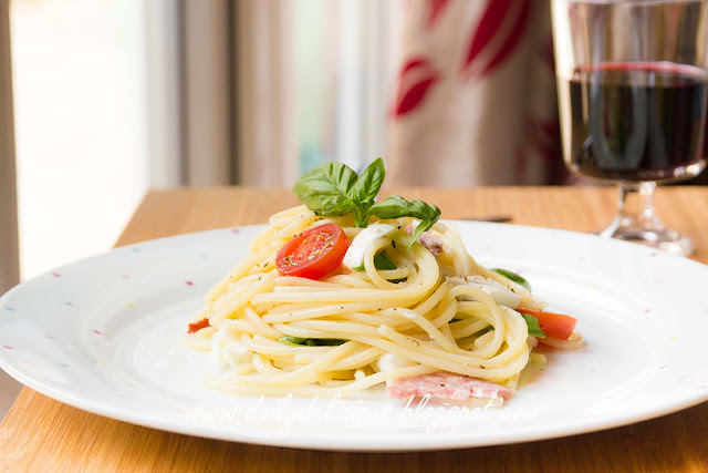 dailydelicious: Cold Pasta with fresh tomatoes and Mozzarella cheese