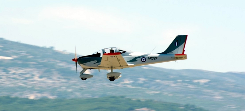 Defensa y Armas: La Fuerza Aéra Argentina adquiere los TECNAM P2002 JR