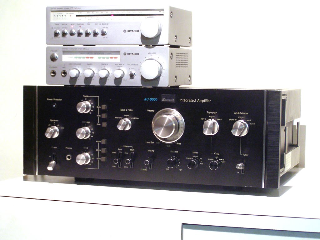 SEVENTIES STEREO: Hitachi mini components.