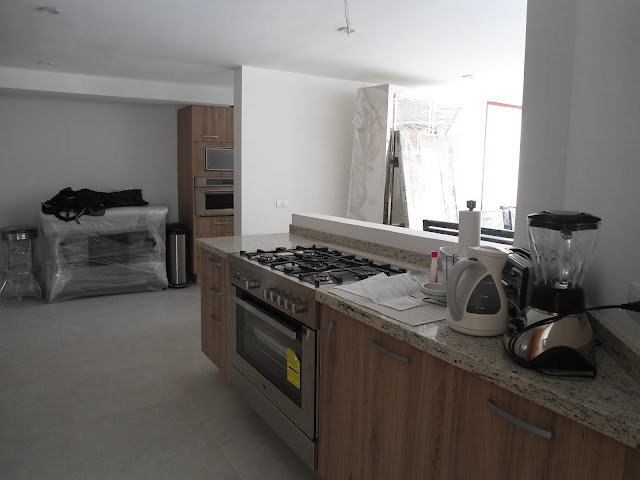 INSTALA acciones: MELAMINA ROBLE SANTANA TEXT (masisa) COCINA EN PEDREGAL