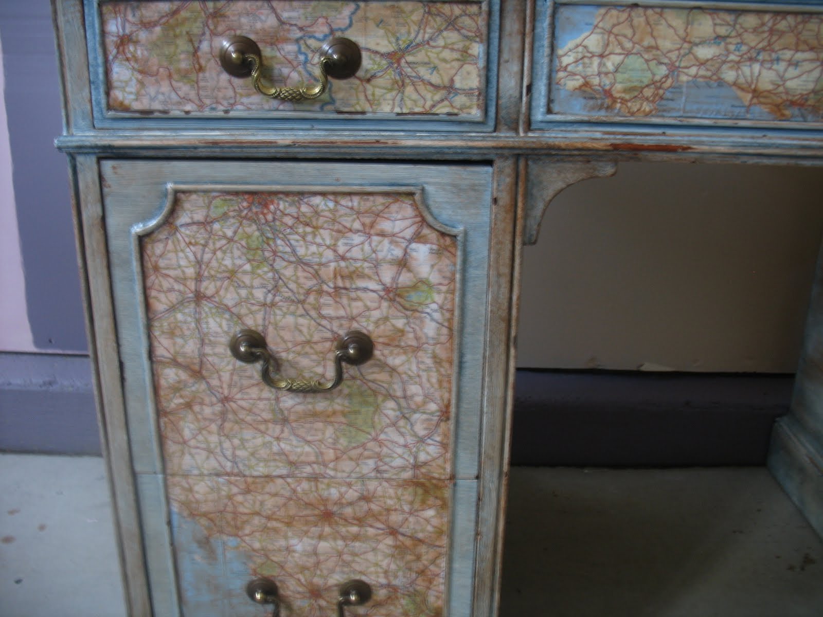Shabby Redo For You !: DESK WITH MAP DECOUPAGE