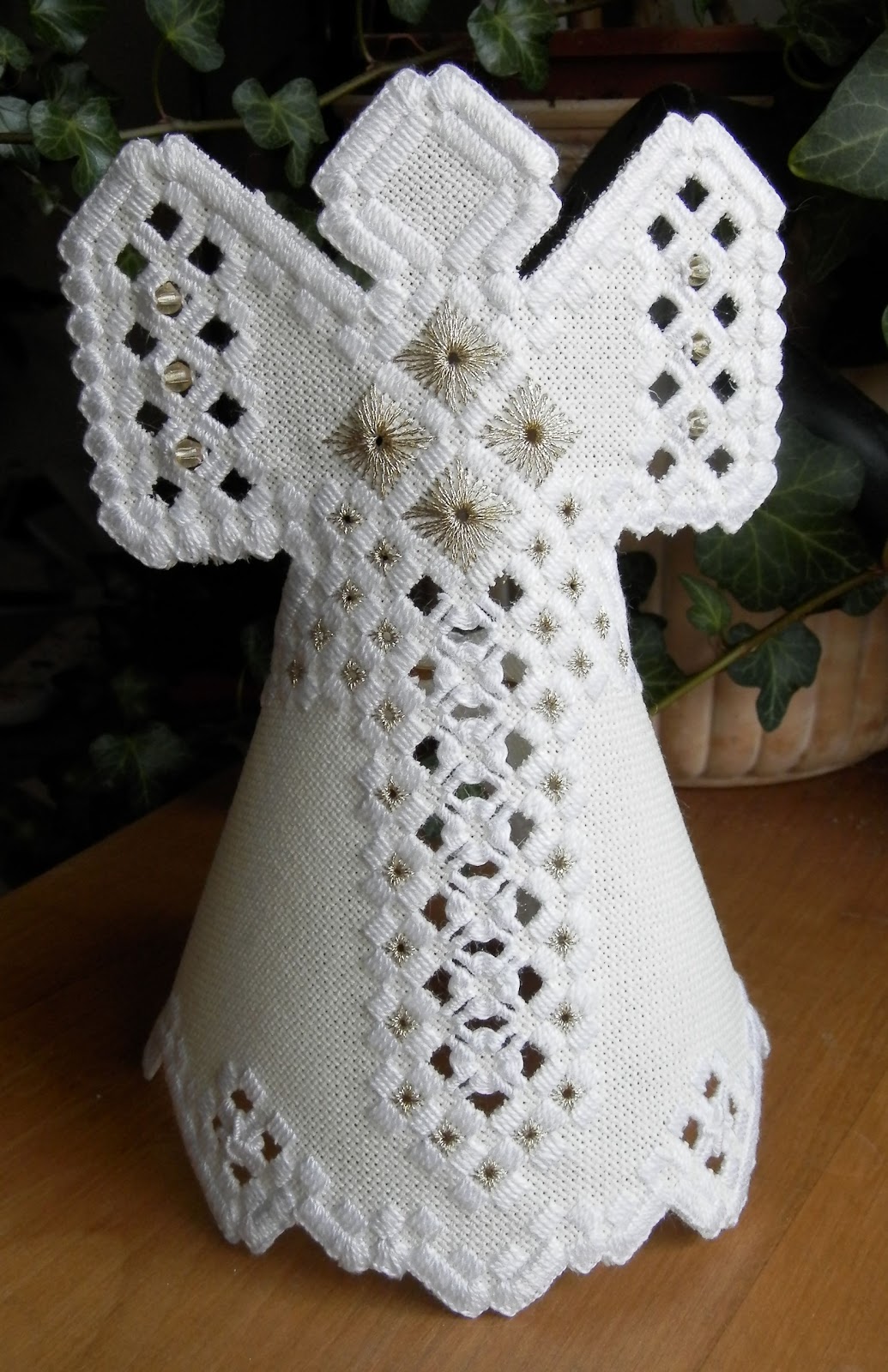 Brodeuse Bressane: Ange en Hardanger - fini