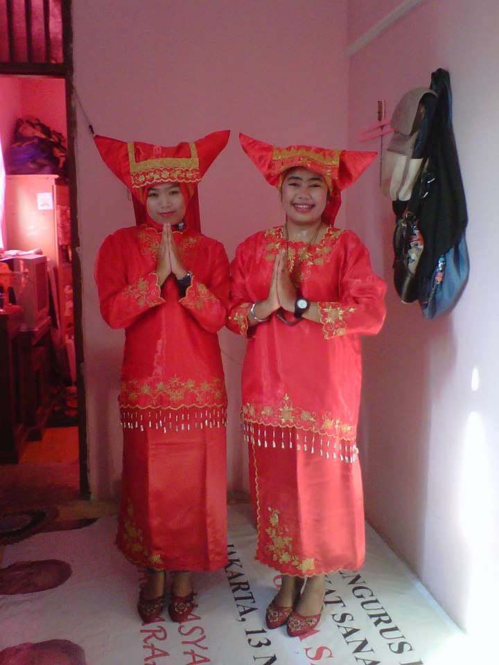 halimatun sakdiah: pakaian adat padang