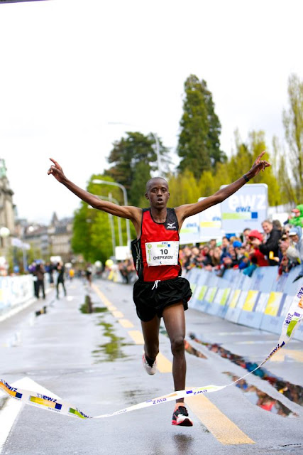 Penonton: Mizuno Wave Ronin 4