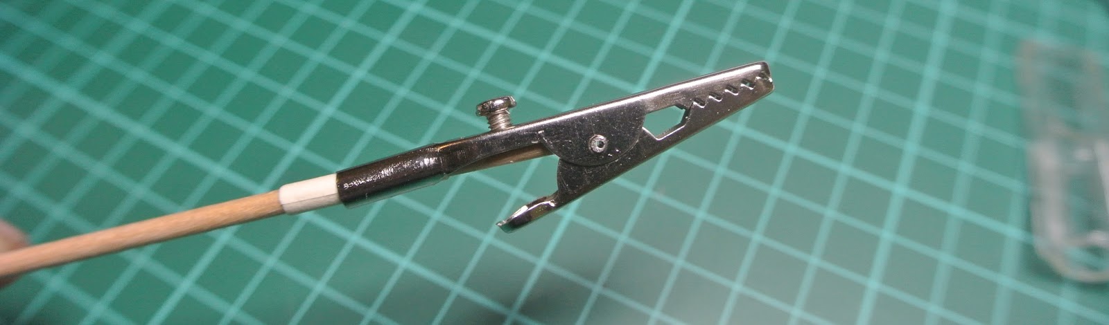 APFRO´s GUNPLA: How to make your own Alligator Clip Painting Sticks
