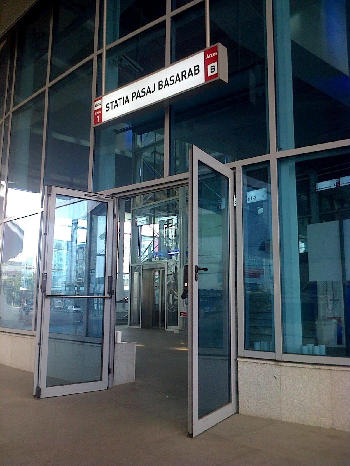Despre usi: Staţia Pasaj Basarab