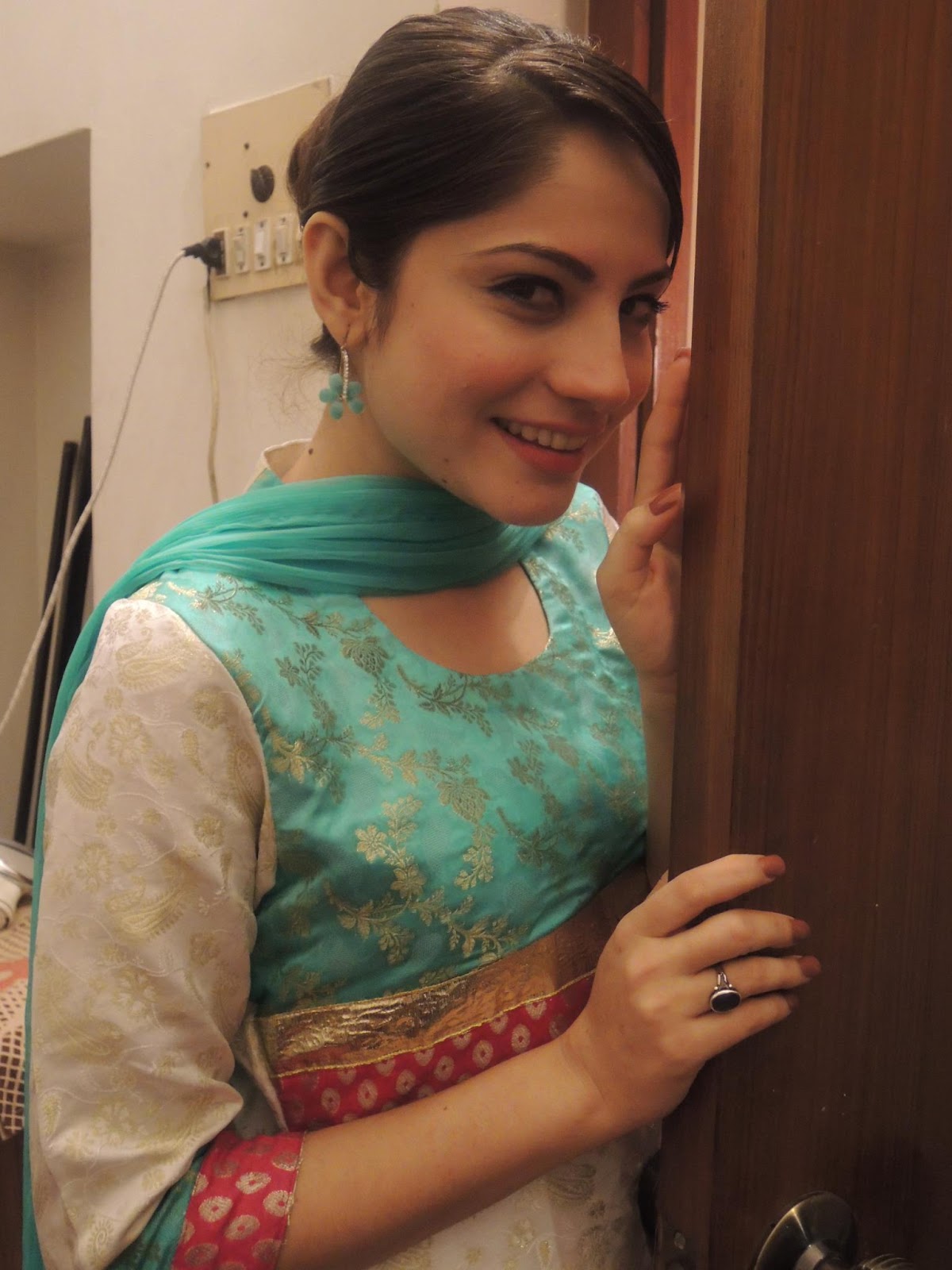 Gorgeous Pakistani Actress Neelam Muneer Super Hot Facebook Photos ...