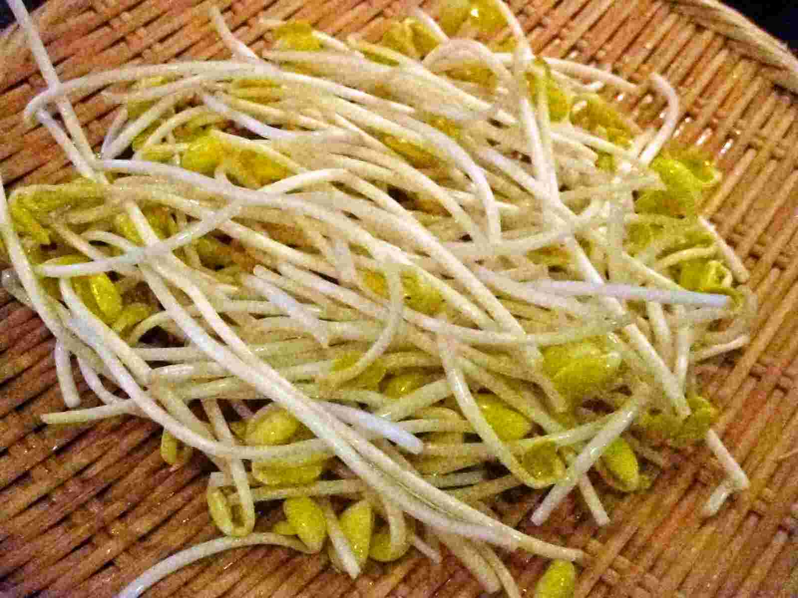 Recipes for Tom: Daizu moyashi no misoshiru / miso soup with soybean sprouts