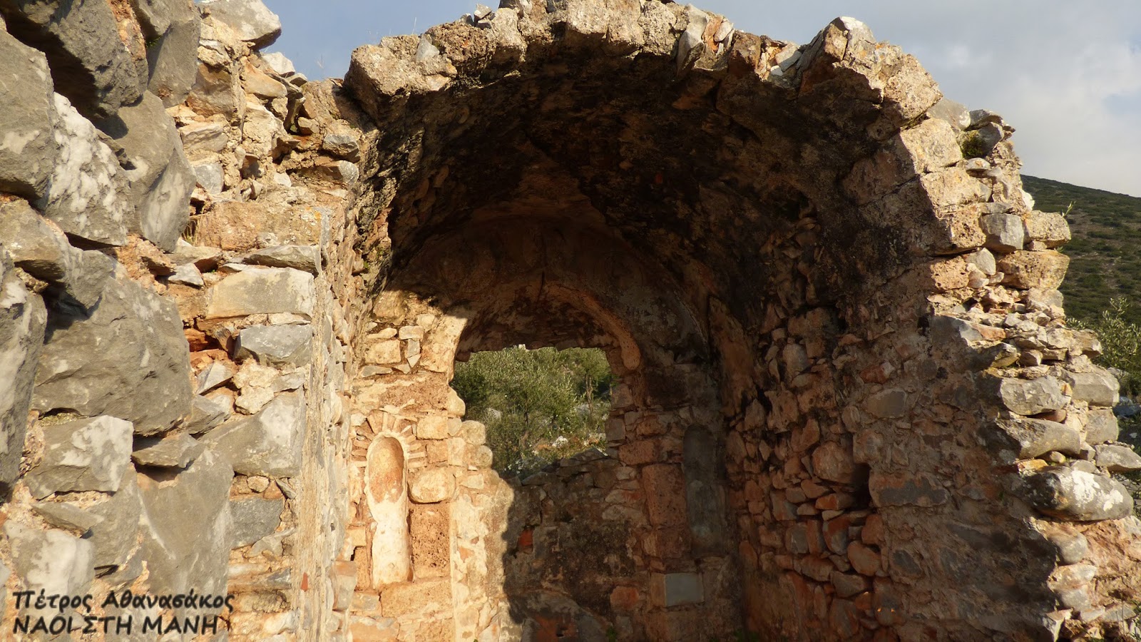 ΝΑΟΙ ΣΤΗ ΜΑΝΗ: ΠΥΡΓΟΣ ΔΙΡΟΥ ΓΛΕΖΟΥ (ΑΓΙΑ ΒΑΡΒΑΡΑ)