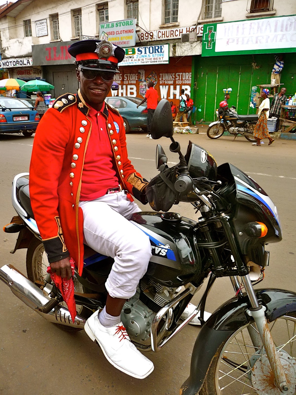 .: Okada drivers get behind the red team while wearing crazy hats