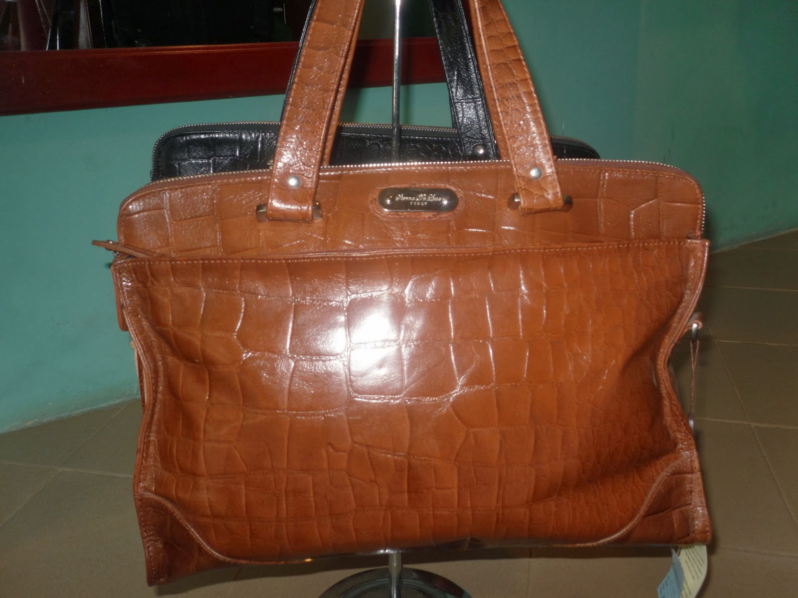 Classic Rabia: KWA CHUPI ZENYE UBORA, MIKOBA YA NGOZI NA MAKOTI YA ...