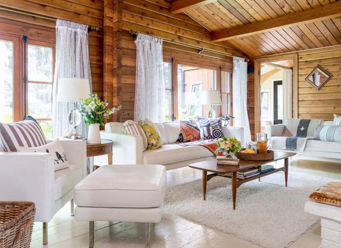 Keltainen talo rannalla: Puu pääosassa