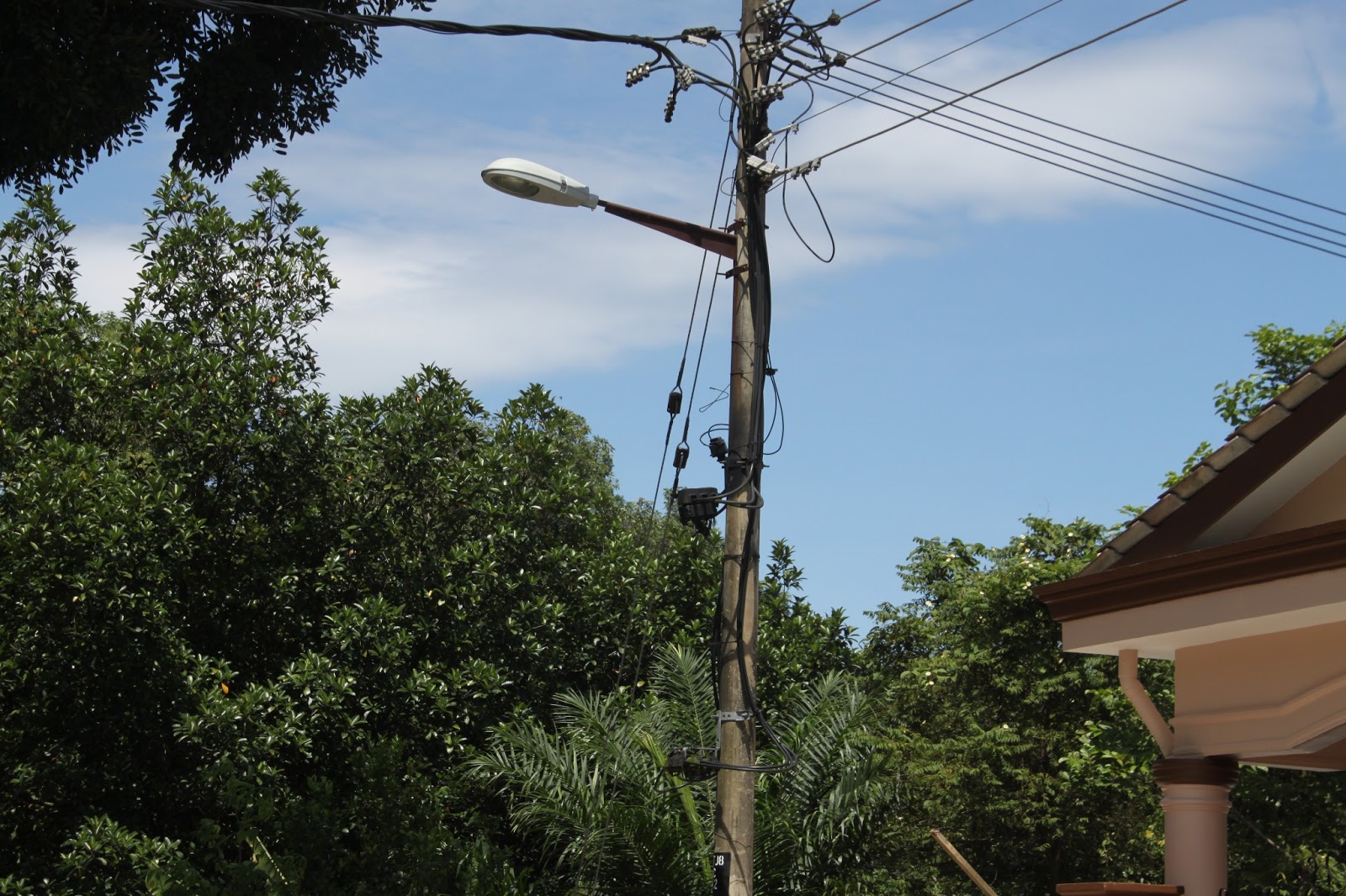 KRT ZON 3A: Lampu tiang elektrik terbakar