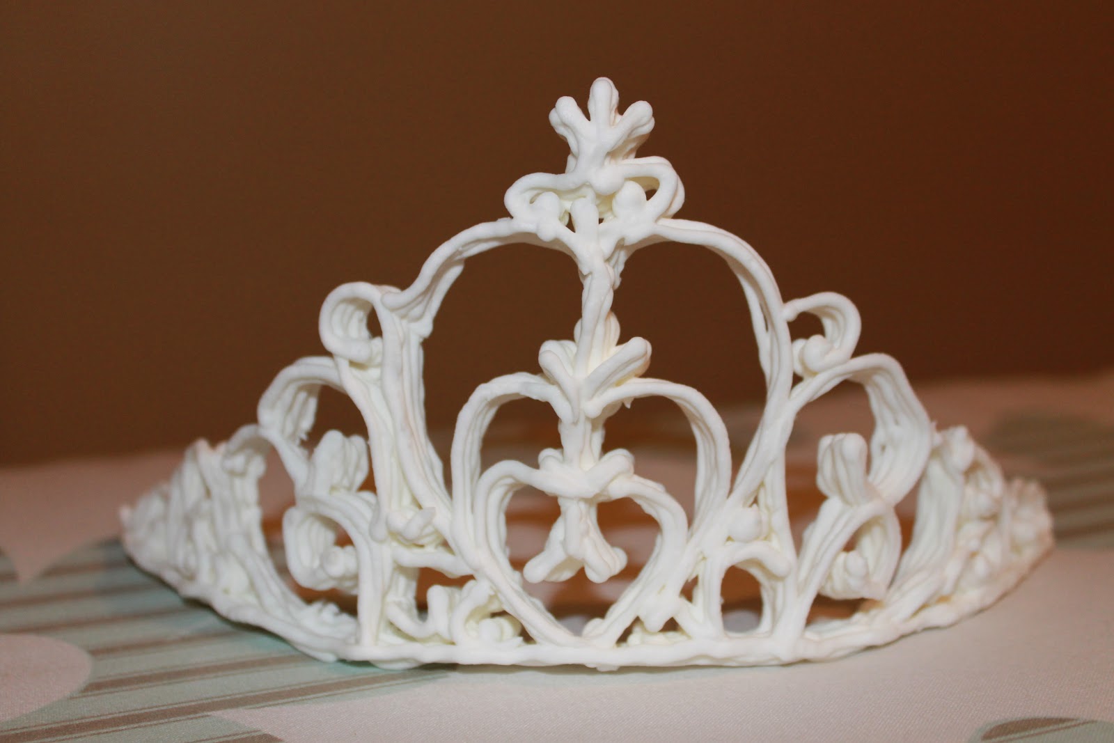 Cups of Cake: Royal Icing Crown