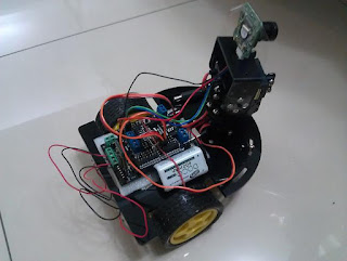Dennis Lab: 手機遙控智慧車 = Motoduino(Arduino + L293D) + two Servos (伺服馬達) + Bluetooth