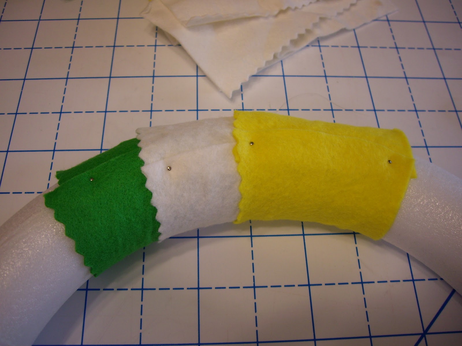 Material Girls Quilts: felt wreath tutorial