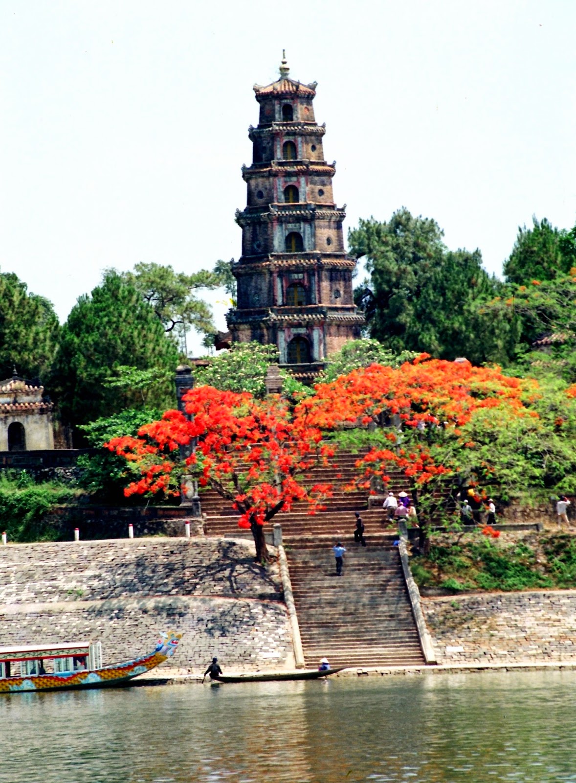 The pagoda in Hue - Hue travel guide: Thien Mu Pagoda - Hue travel guide