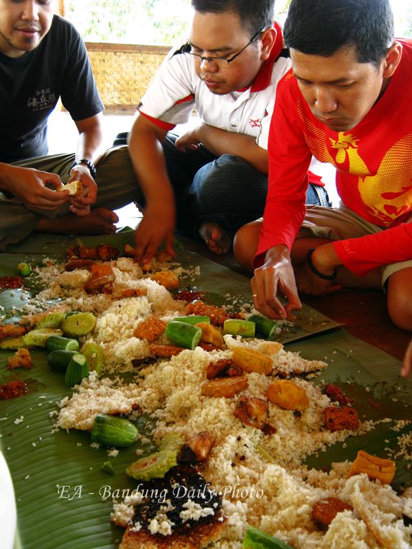 BANDUNG DAILY PHOTO: Botram Lunch