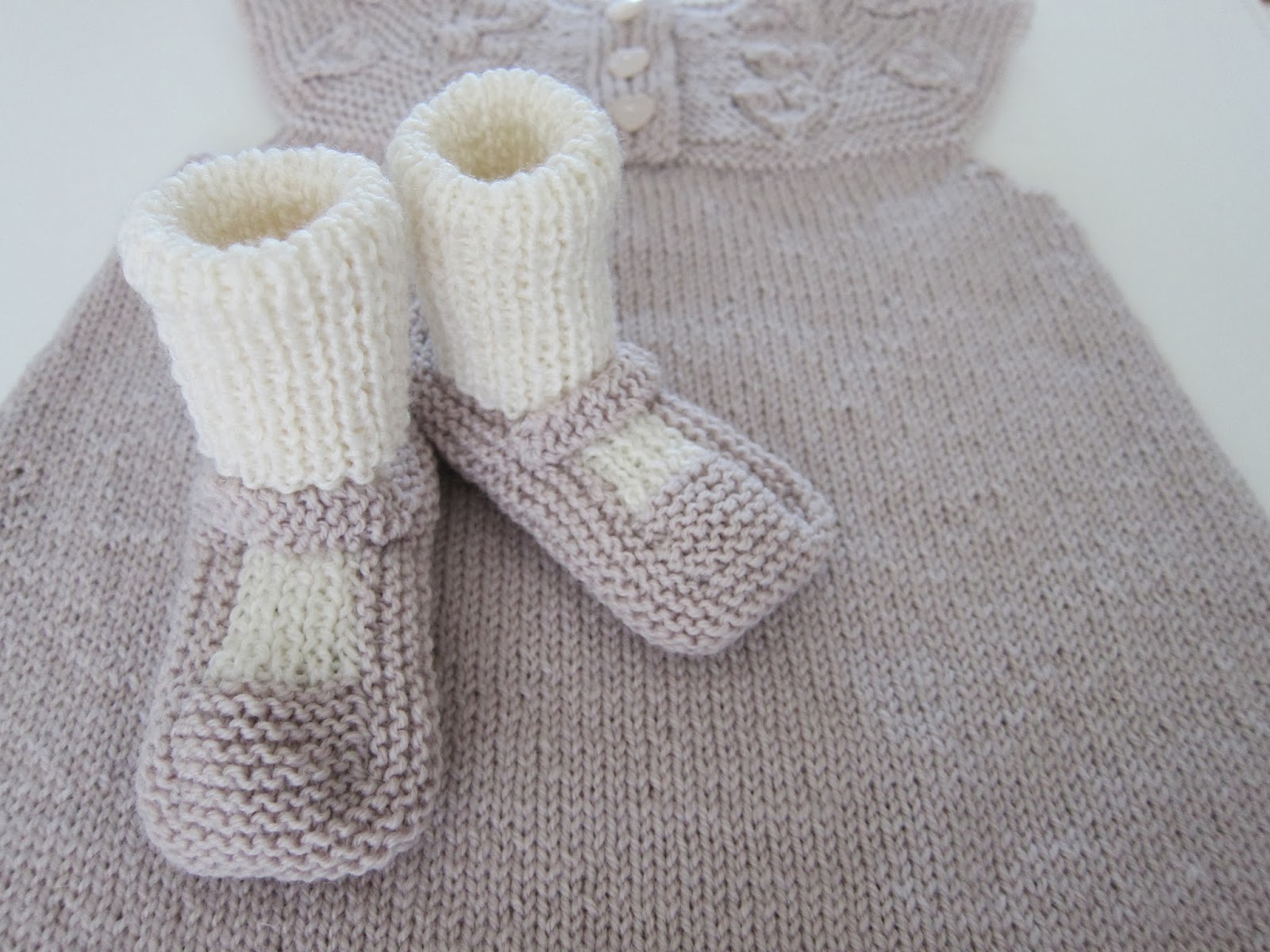 Strikkehulen: Babysokker, tilbehør til hjertekjolen