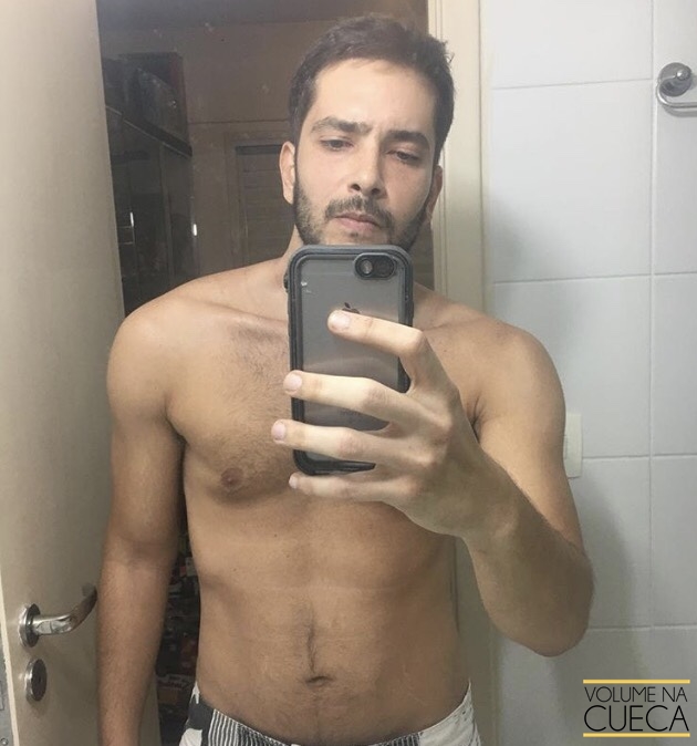 Apresentador Bento Ribeiro faz sucesso com suas nudes - Volume na Cueca