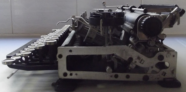 oz.Typewriter: The First Royal Portable Typewriter: 90 Years Ago Today