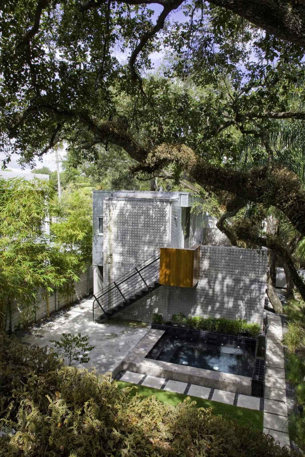 Foto Rumah Box minimalis Casa Grove I by MATEU Architecture - MEGATruss ...