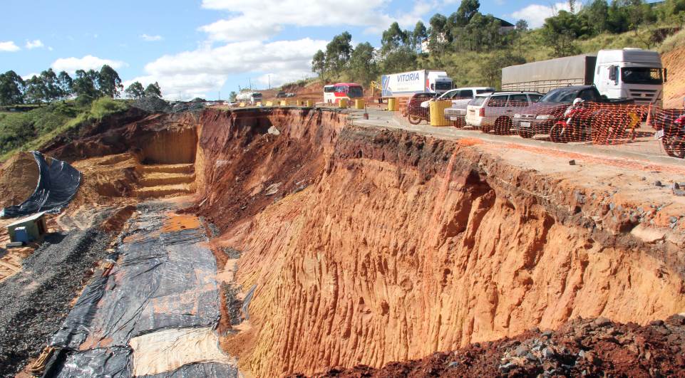 PARANÁ: TECNOLOGIA ESPECIAL É APLICADA NA RECONSTRUÇÃO DO ATERRO DA PR-092