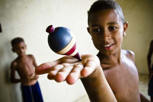 Infância Popular: História do pião...