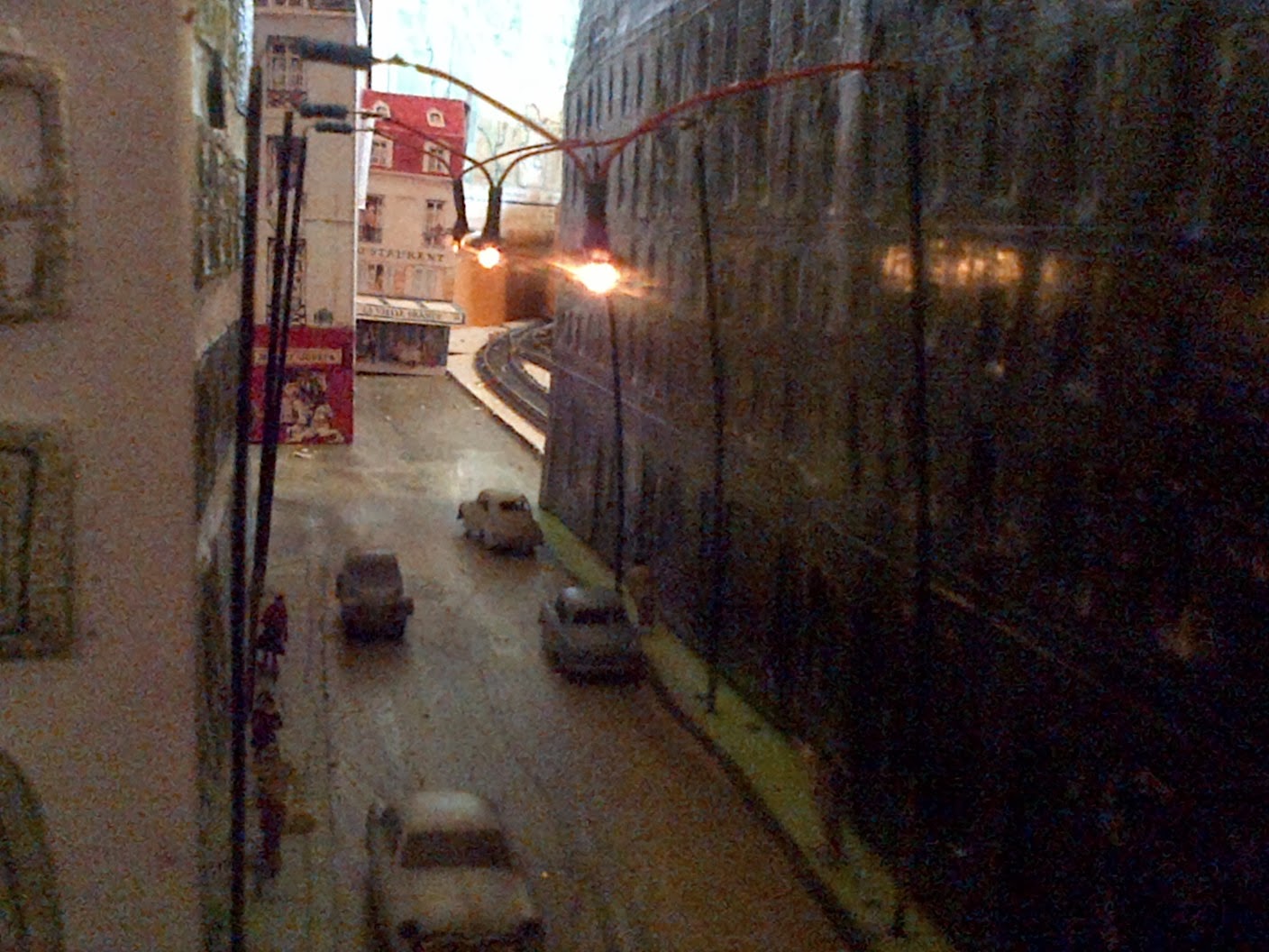 French Model Railway: Very pleased about HO scale overhead street lights.