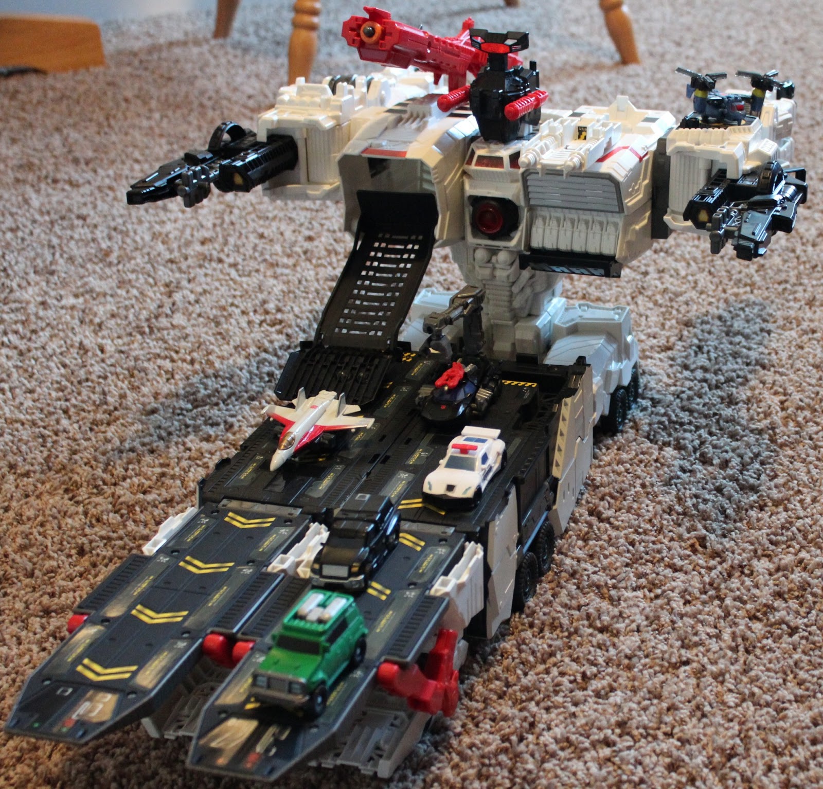 Blog de Transformers de mdverde: Imágenes reales de Metroplex Generations