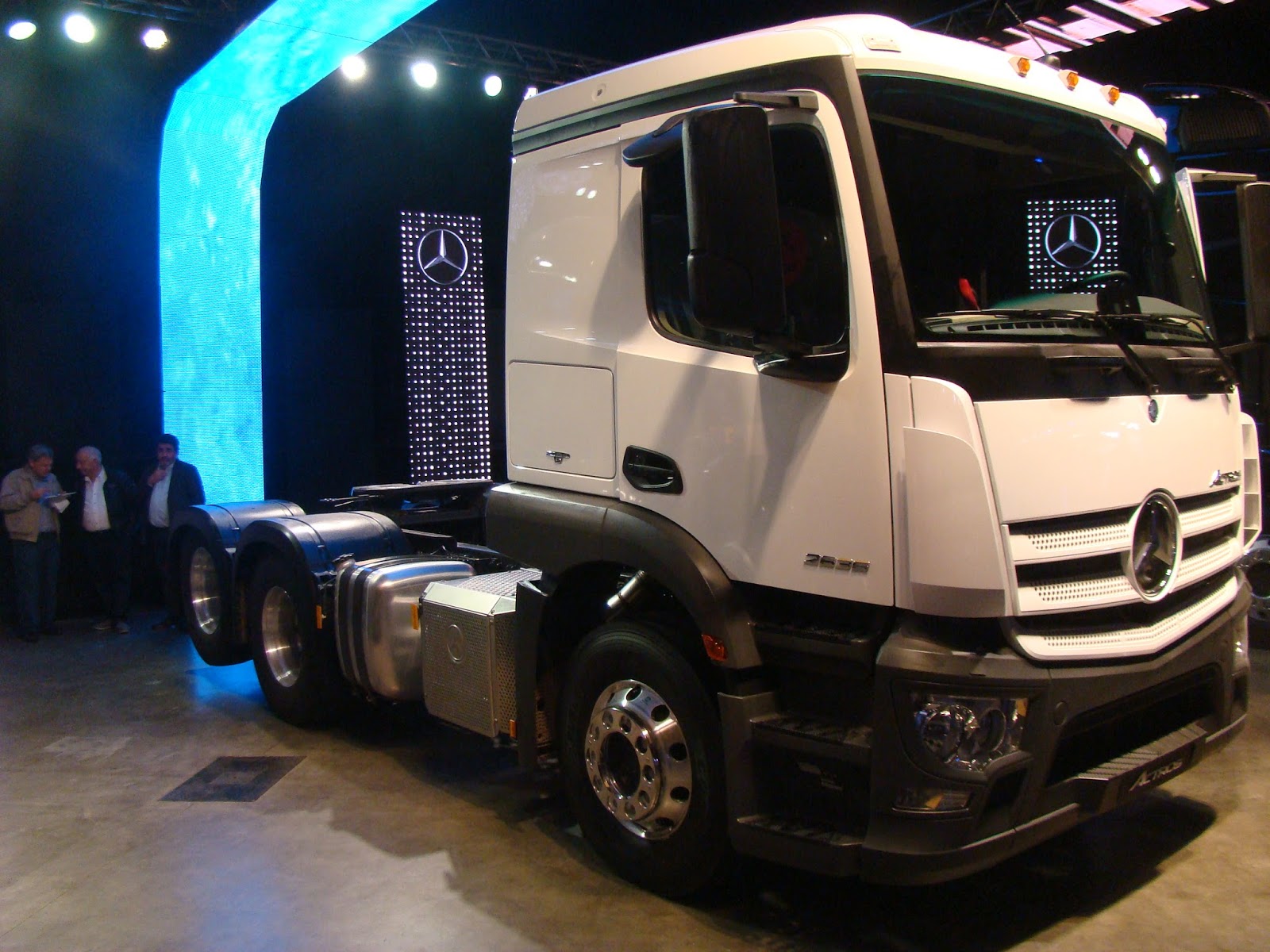 DIECIOCHO RUEDAS: NUEVOS ACTROS Y AROCS MP4…. YA ESTÁN EN ARGENTINA…